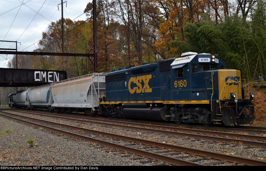 CSX 6160 leads C770-01 back towards the yard